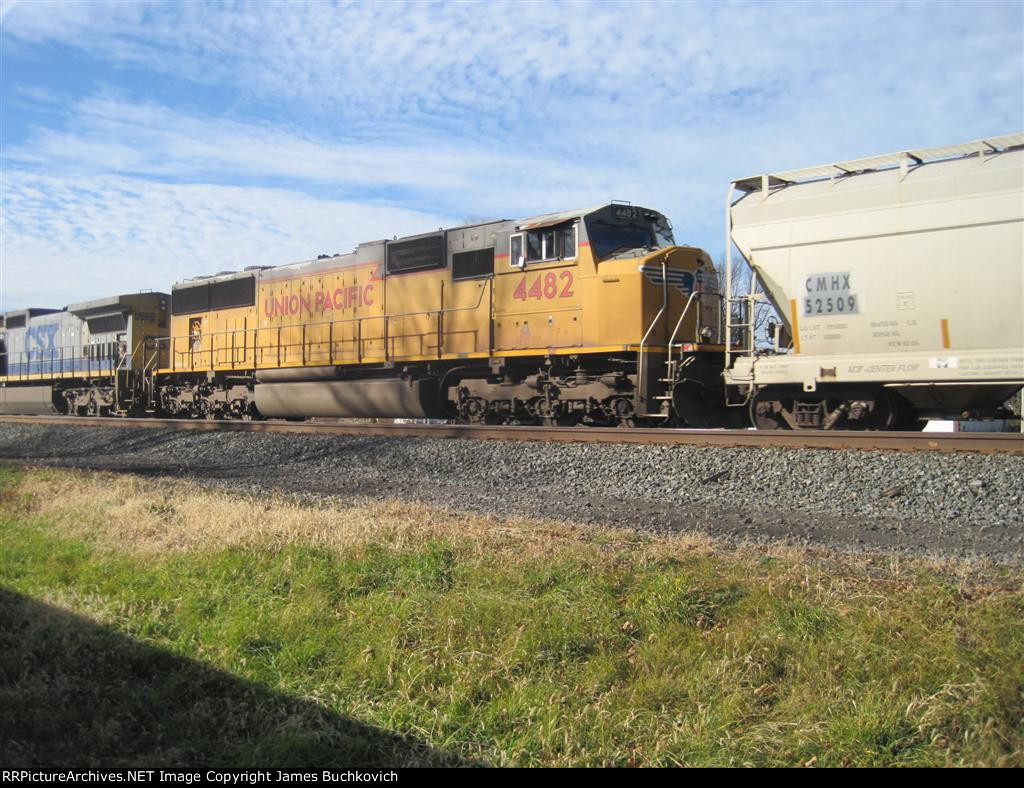 UP 4482 and CSX 7686